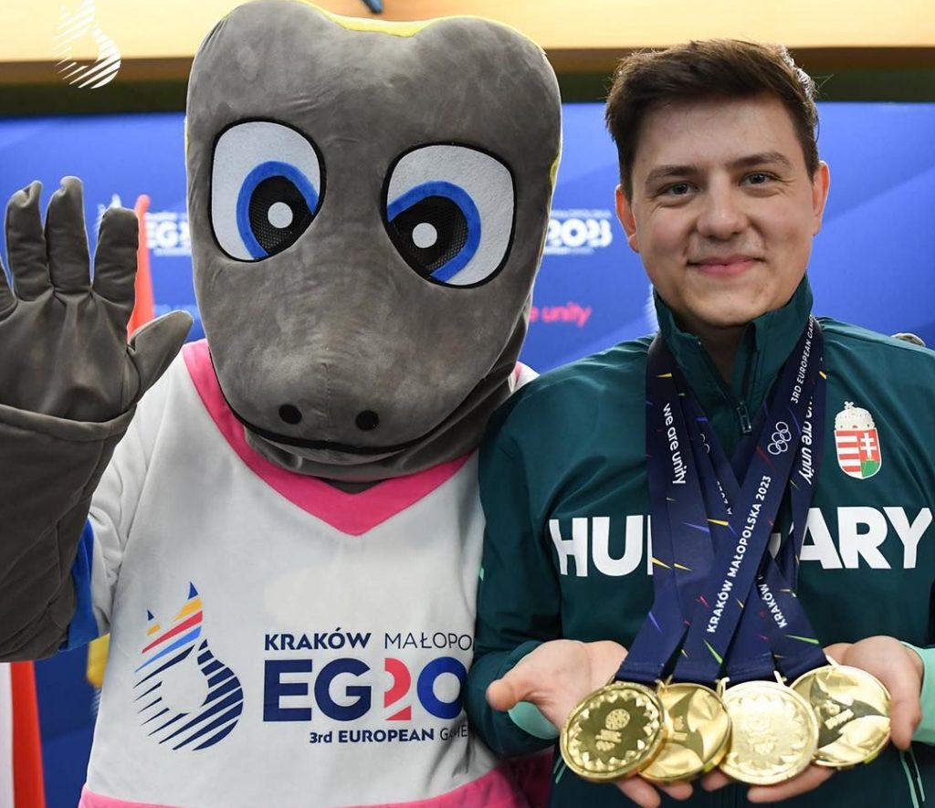 Négy arannyal és egy sárkánnyal pózol Pekler Zalán – Komáromi Televízió Négy arannyal és egy sárkánnyal pózol Pekler Zalán – Komáromi Televízió