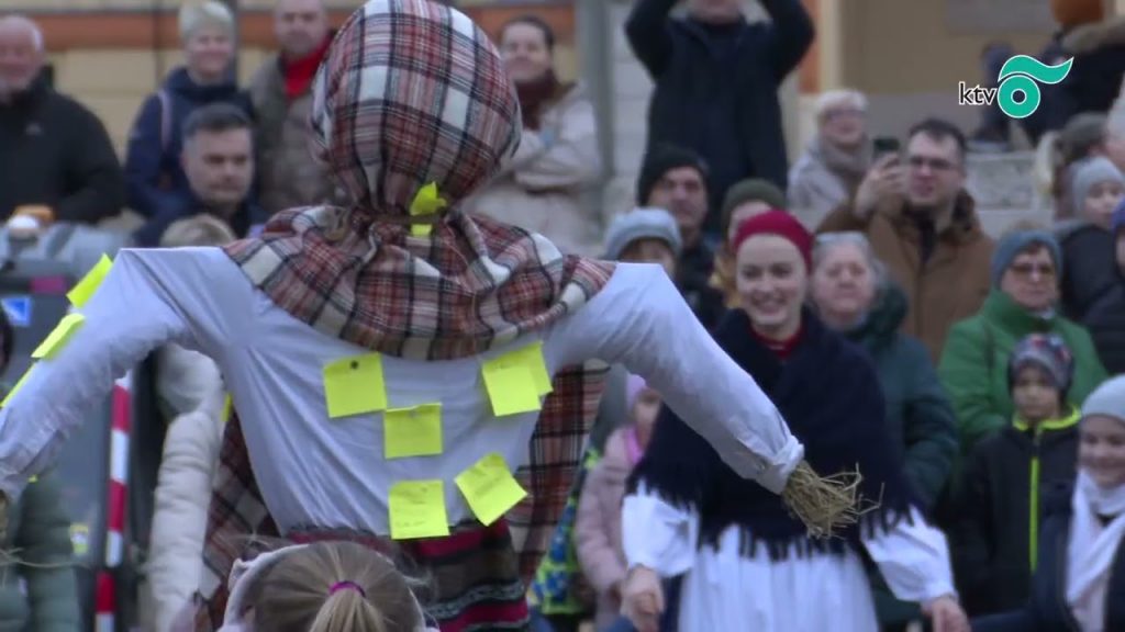 Kiszebáb égetéssel űzték el a telet a Szabadság téren – Komáromi Televízió